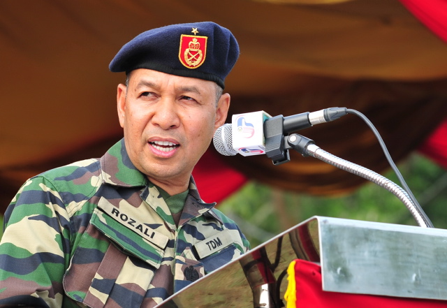 Surat Khabar Lama: Tan Sri Rozali bawa masuk askar Wataniah ke 317 ...