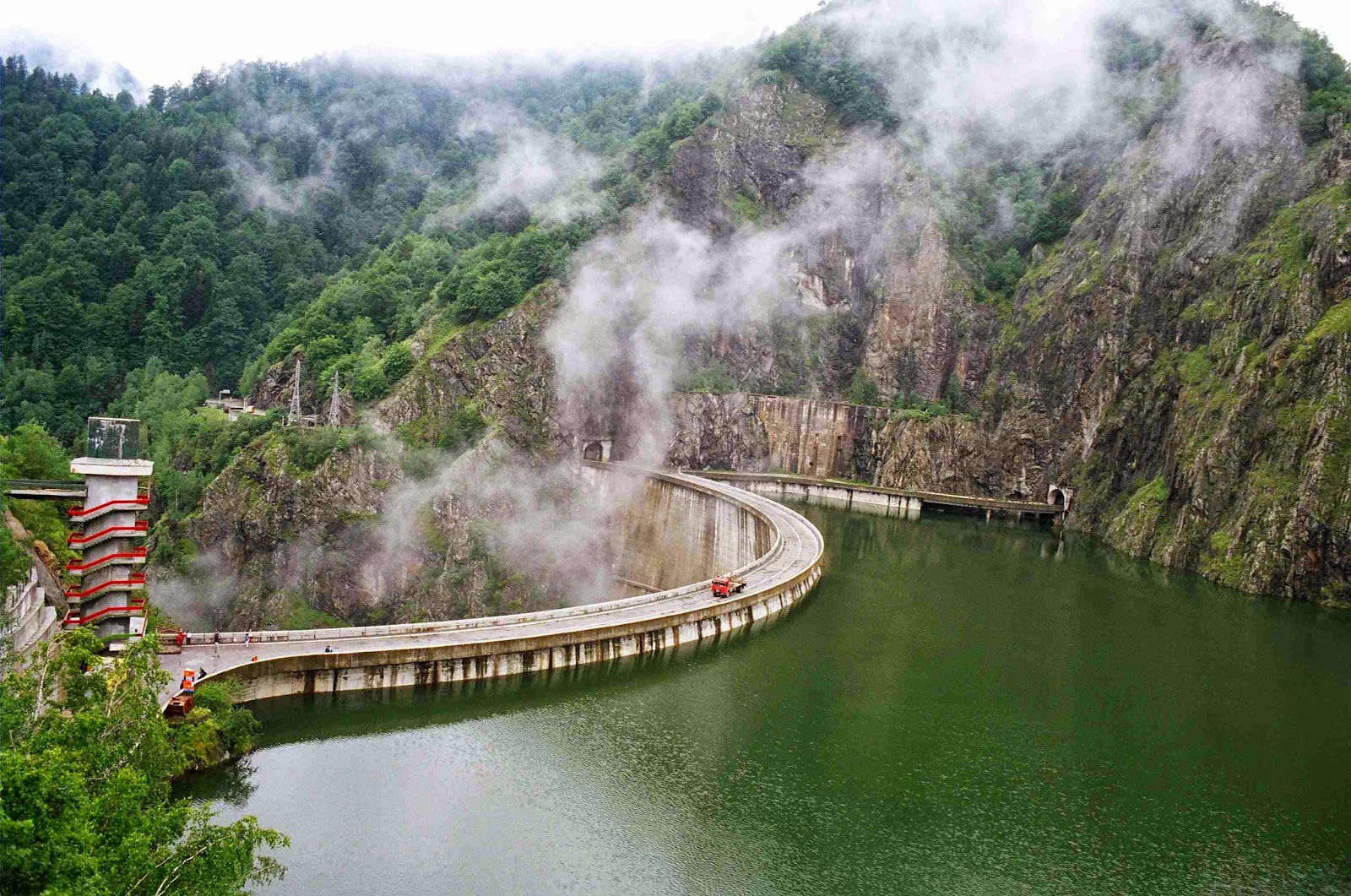 Amazing Romania: VIDRARU LAKE