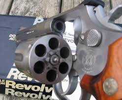 Todo sobre armas y municiones: ¿Revolver o pistola?