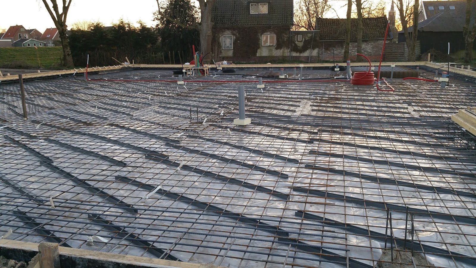 Stolpboerderij Remco en Petra: BETON IJZER PLAATSEN