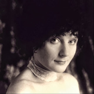 Edgar Ducasse: Noosha Fox