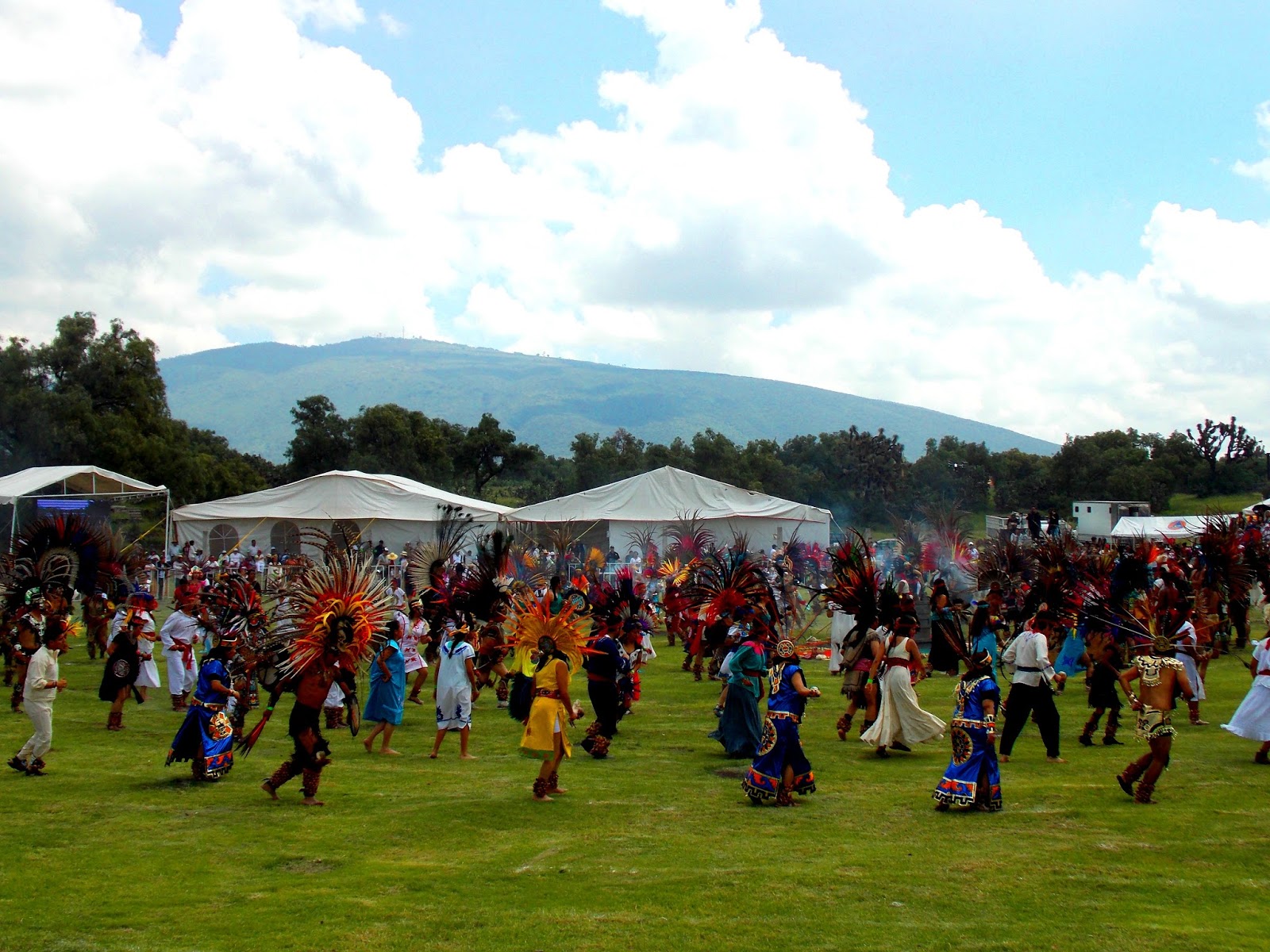 Edoméx en línea: Teotihuacan gana record Guinnes de danza ceremonial