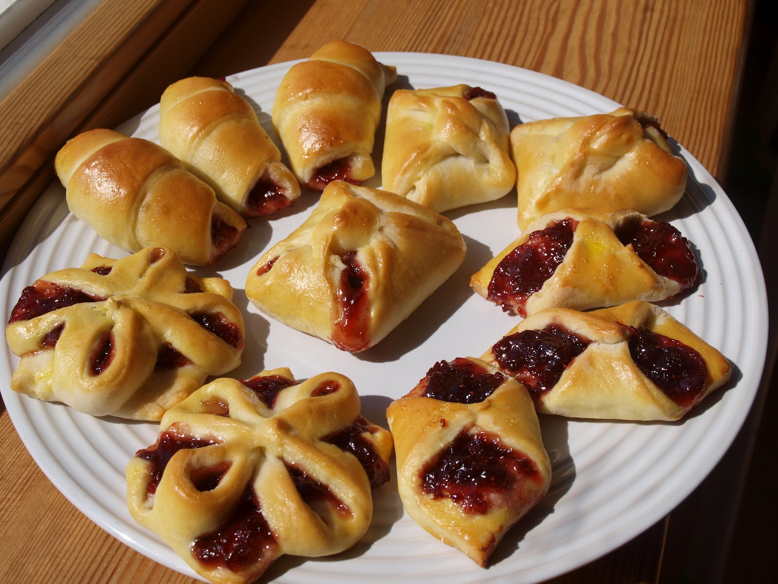 baltoje lėkštėje: Skaniosios bandelės su džemu