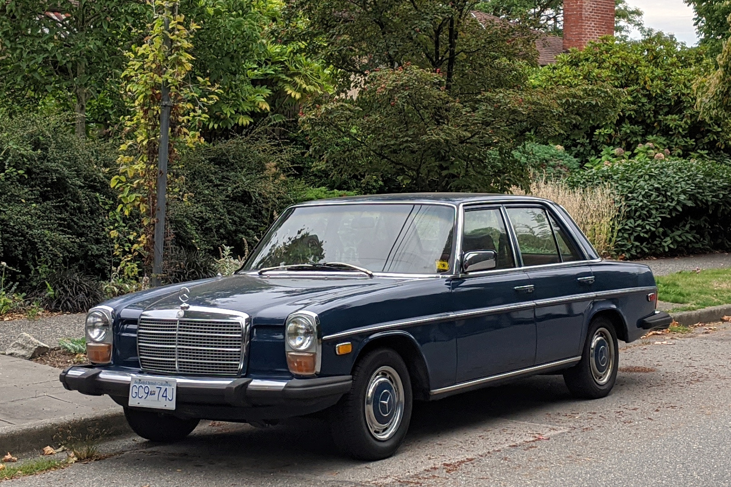 Old Parked Cars Vancouver: 1975 Mercedes Benz 240D