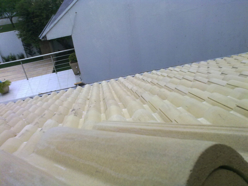 Sobrado Novo em Construção.: Telhado e reboco na fachada do sobrado.