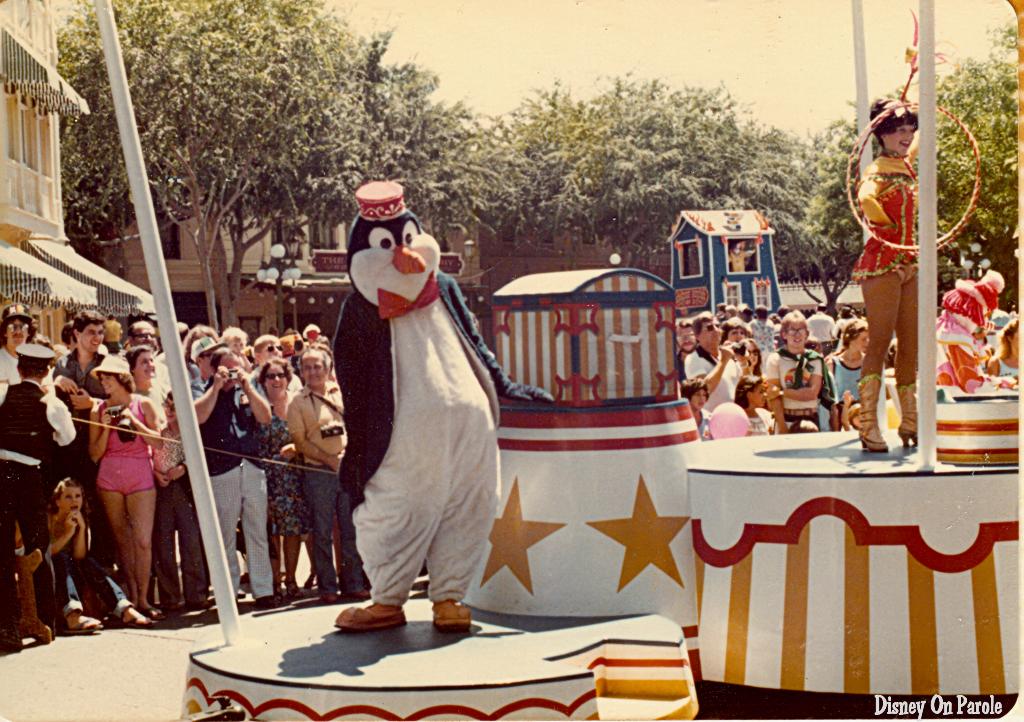 Disney On Parole: Dumbo Circus Parade *FLOATS*