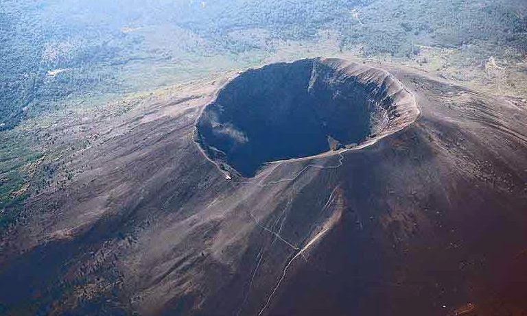 Jenis Erupsi Gunung Api Bedasarkan Bentuk Lubang Kepundannya - simpleNEWS05