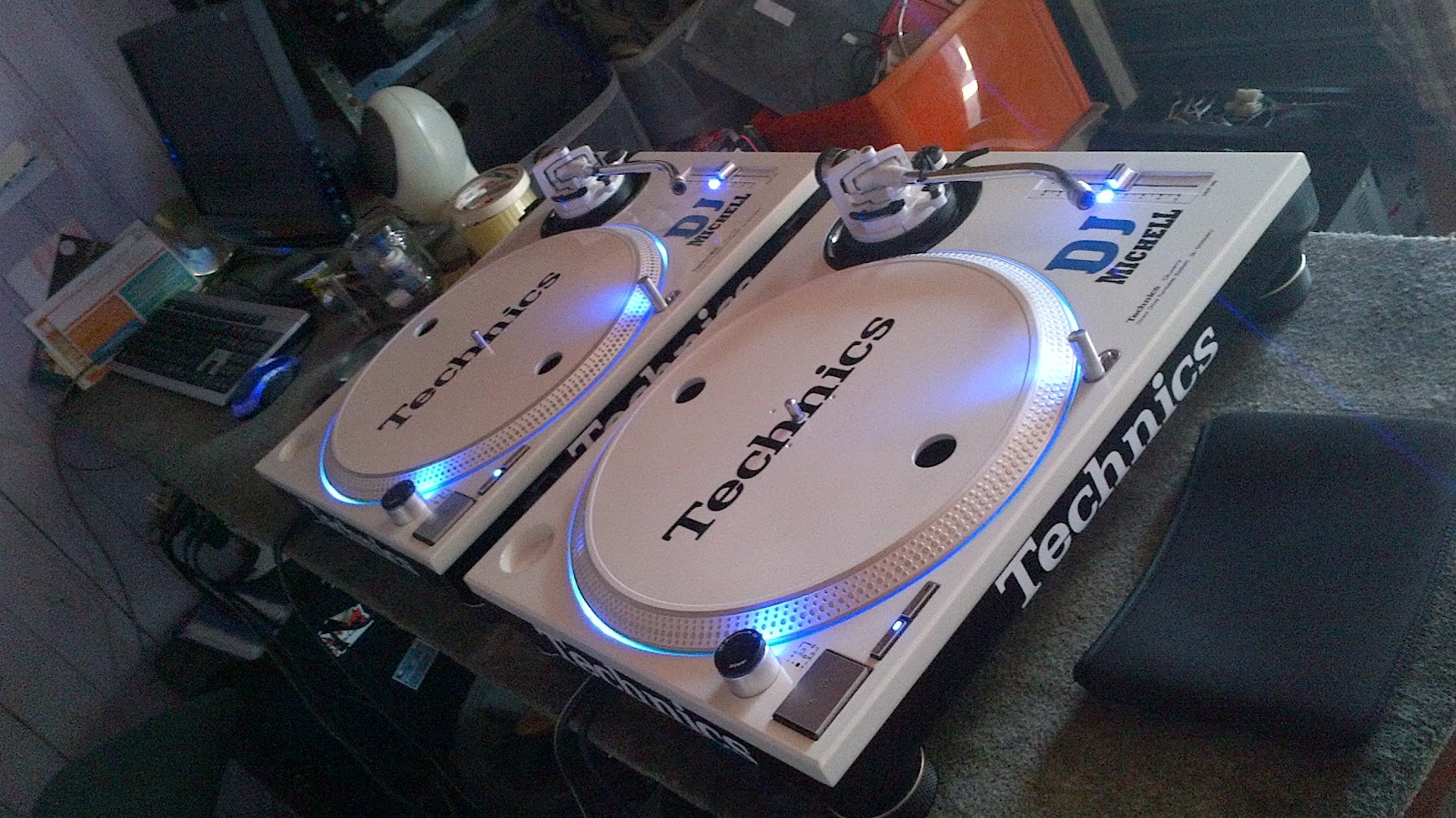 Veilton DJ - Turntable Artist: • Technics MK2 (DJ Michell)
