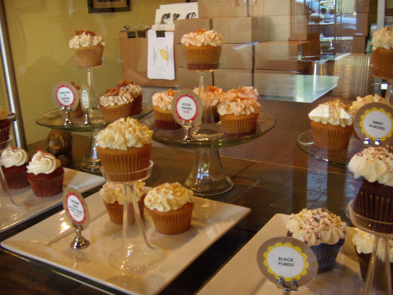 Never Turn Down A Cupcake: Seattle: The Yellow Leaf Cupcake Company