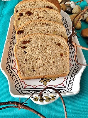 A Harmony of Flavors: Oatmeal Raisin Walnut Bread - Yum