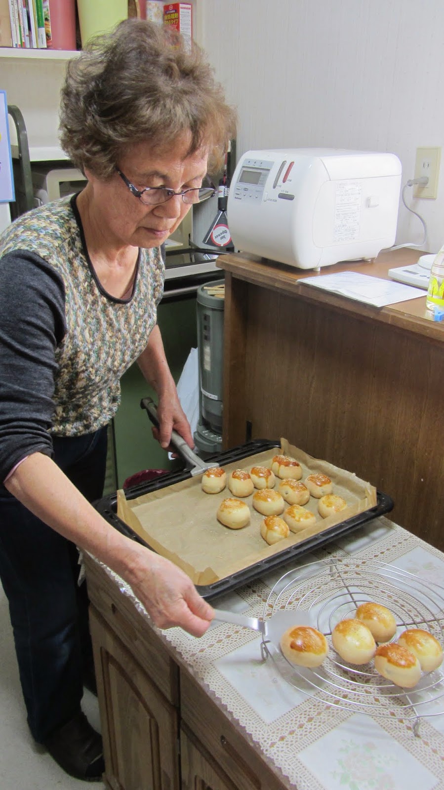 Keith and Celia: Kuri Manjū 栗饅頭 (Chestnut buns)