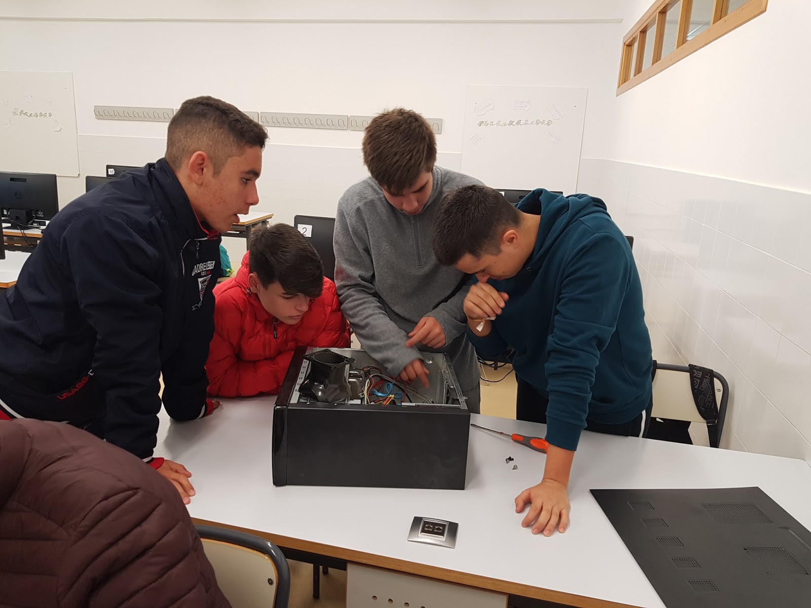 TECNOENSEÑANDO: Una Clase Interactiva con Elementos del Hardware