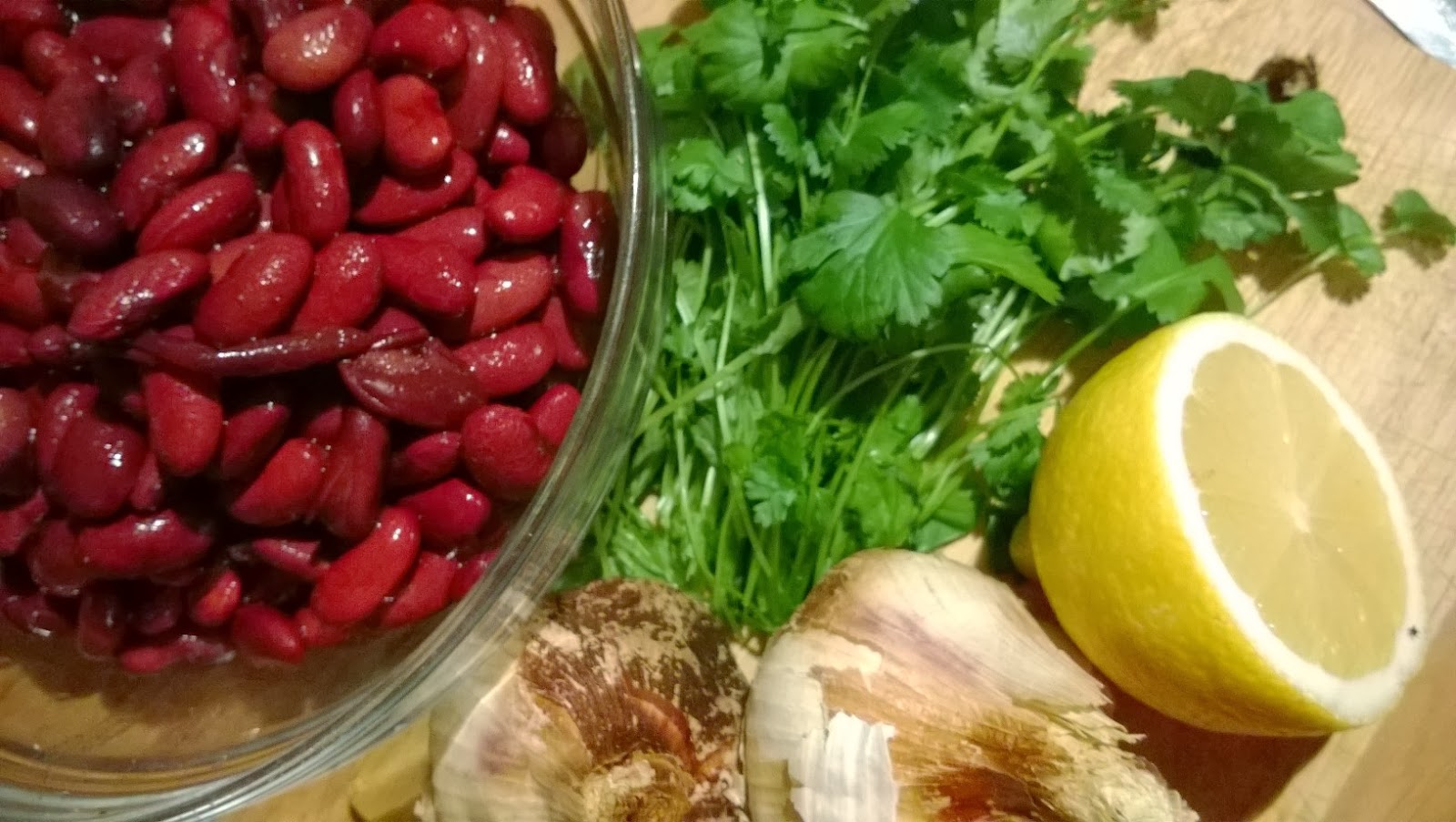 zielony stolik: Pasta z czerwonej fasoli z wędzonym czosnkiem i kolendrą.