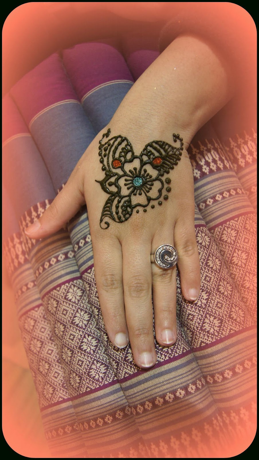 Nomadic Tara: Spreading the Henna Love...