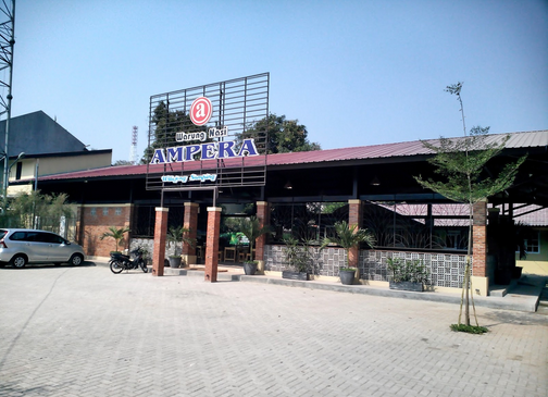 Makan Makanan Khas Sunda Di Rumah Makan Warung Nasi Ampera - Jalan Seru
