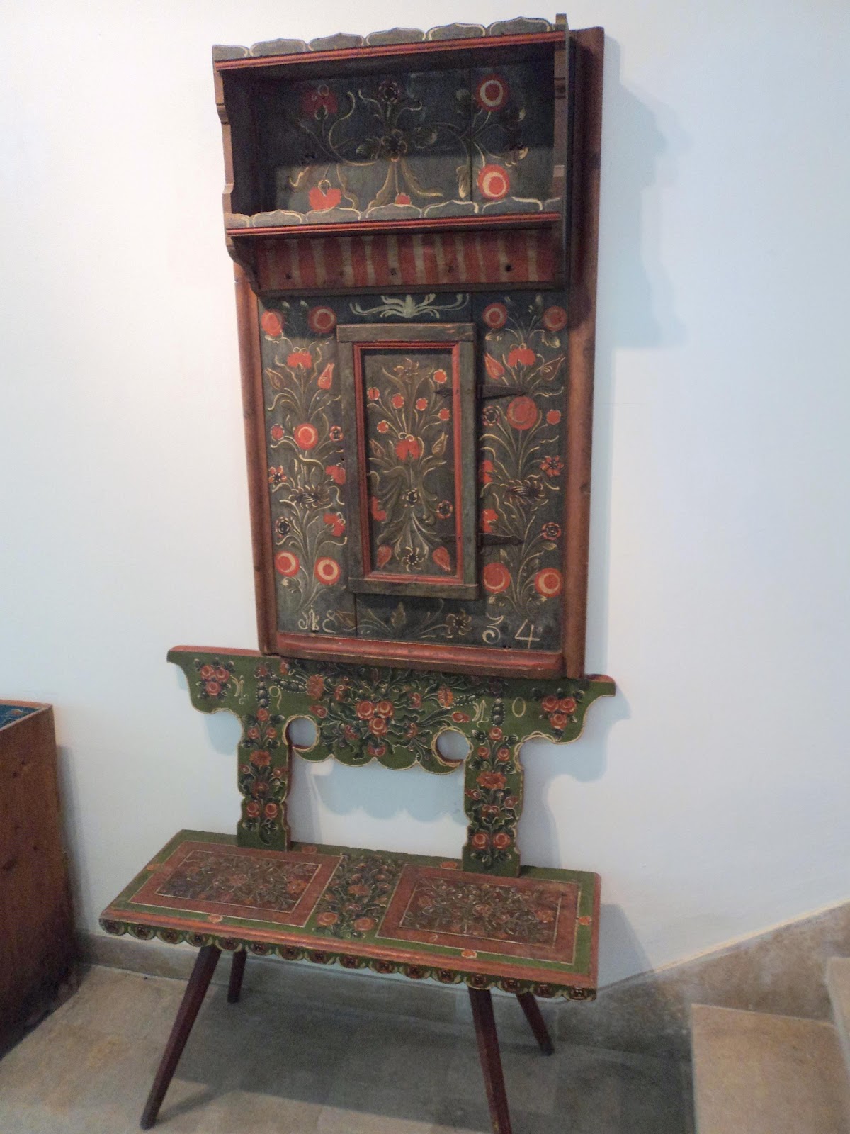 Mobilier taranesc : cuier si bancuta din lemn pictate manual