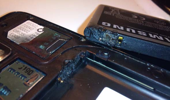 Samsung Galaxy S II explota en el bolsillo de un usuario | Green Camell