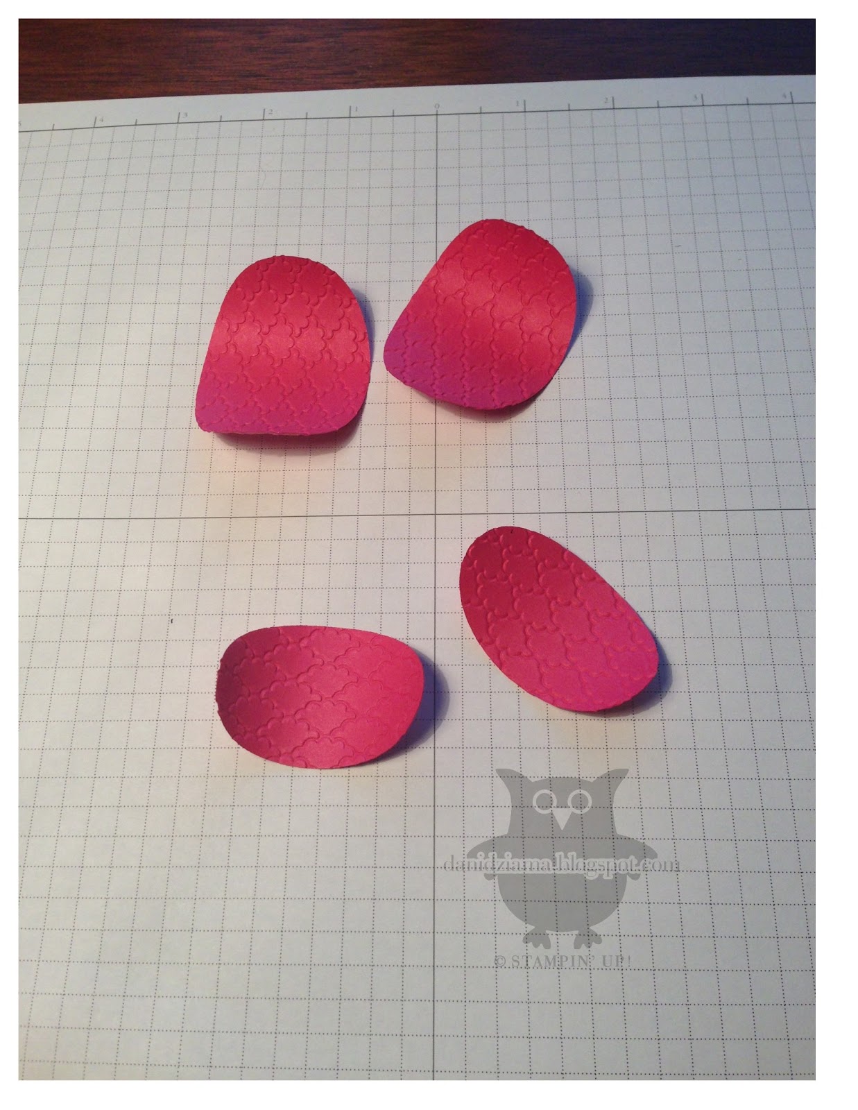 Dani's Thoughtful Corner: Paper Bow Tutorial