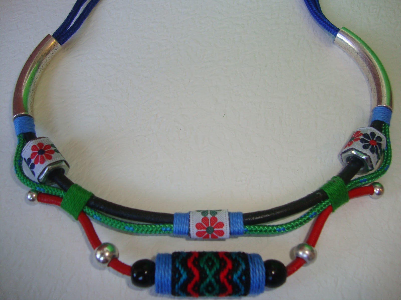 +Dpaz: Collares. Colorido azteca...