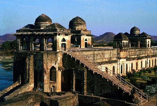 Shweta Agrawal From Mini Mumbai & Land of Rajwadas: Mandu - History ...