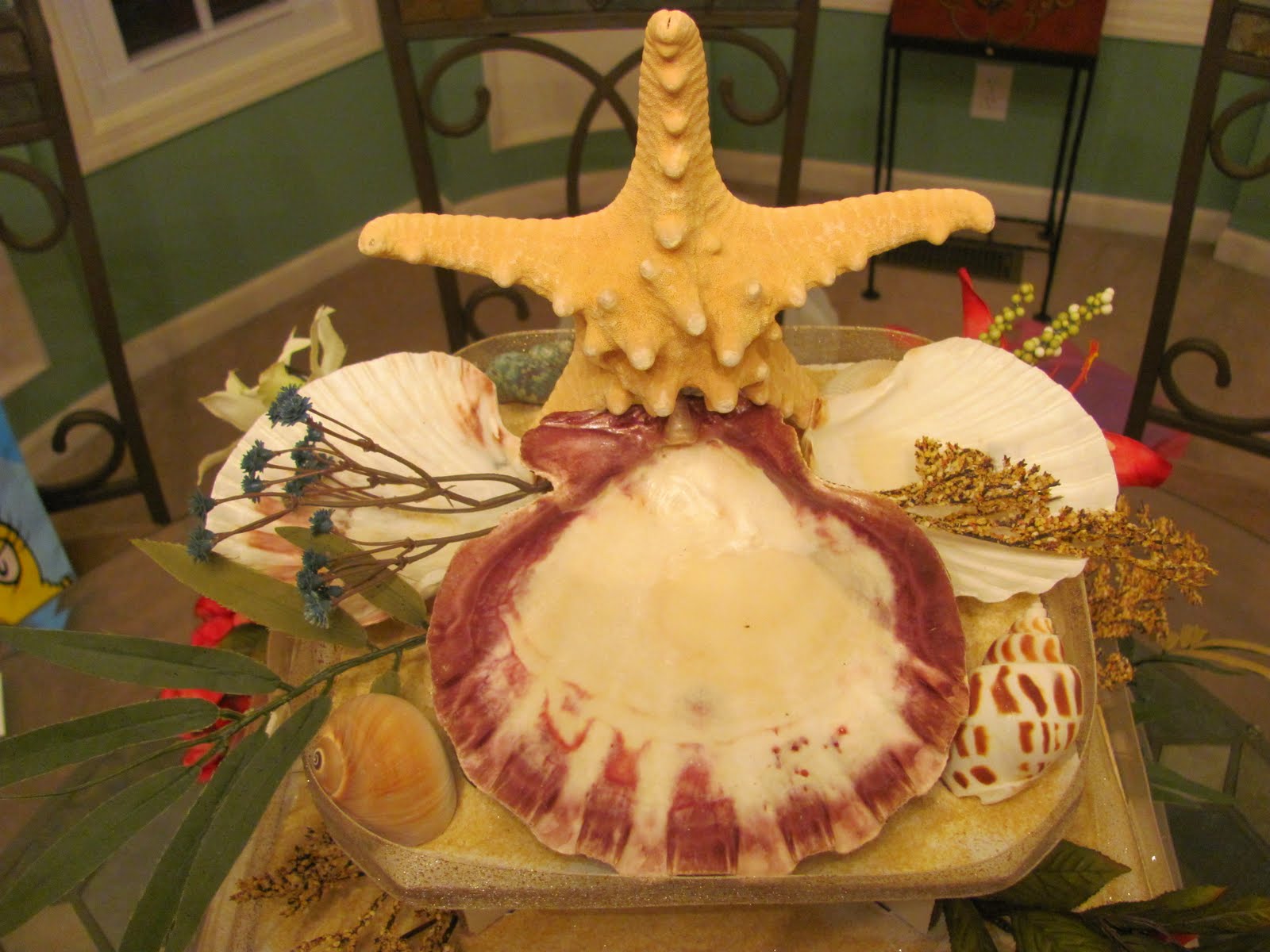 Foodie Patoodie!: Kitchen Goddess: Tropical Beach-Themed Cupcake Stand