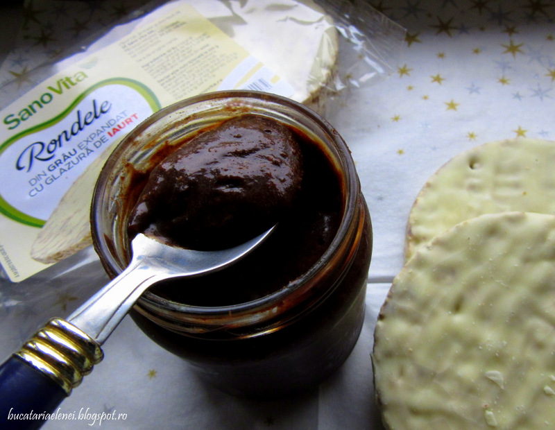 Bucataria Elenei: Pasta (crema) de carob (roscove)