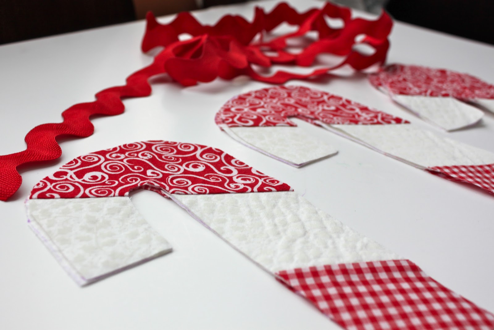 Candy Cane Bunting {Tutorial} - Smashed Peas & Carrots