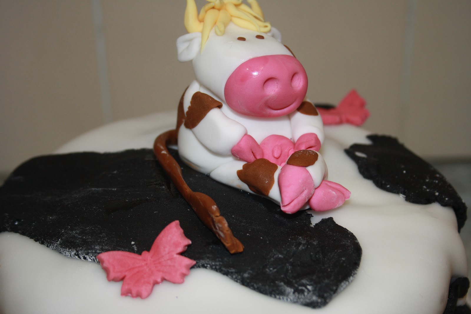 Caroline Makes....: Two-tiered cow print birthday cake