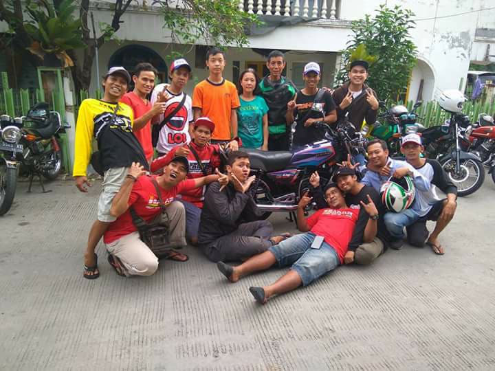 BIKIN HARU ...Sekelompok Anak Muda Membantu Bapak Ojek Online GOJEK ...