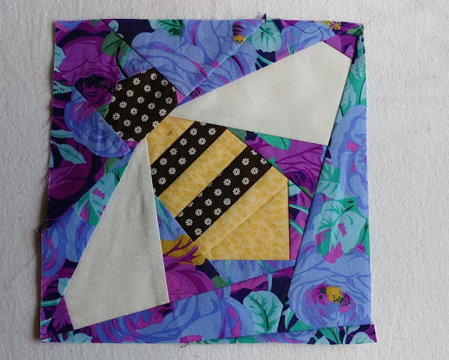 The Life of Riley: Gridster Bee: Paper Pieced Honey Bee Block Instructions