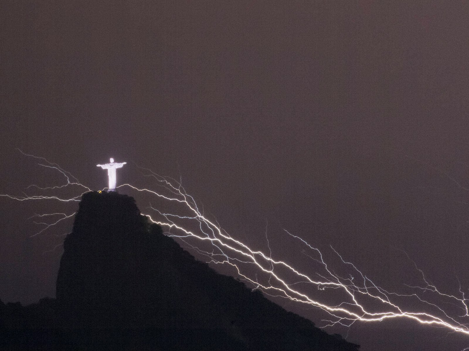 Pics of Lightning Striking Rio De Janeiro Jesus Statue ~ Cars 2015 Pics Hub