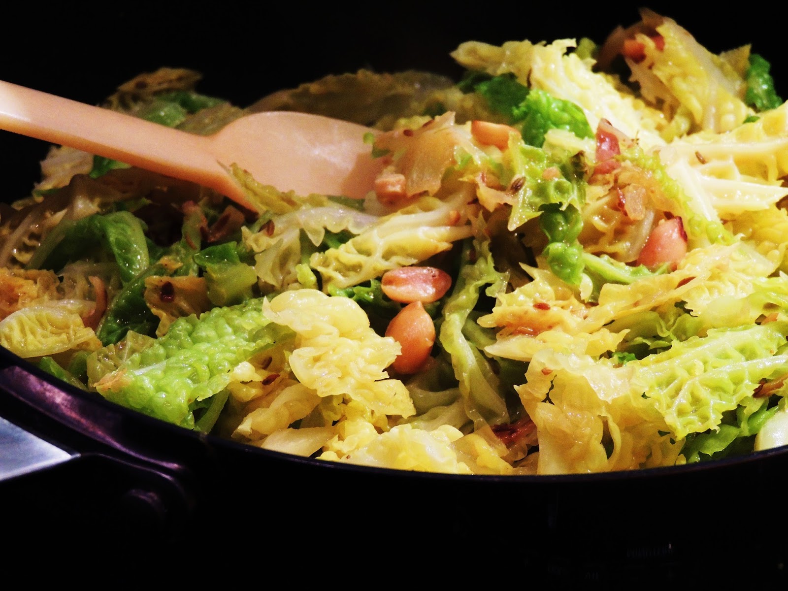 Choux vert au gingembre et noix de cajou