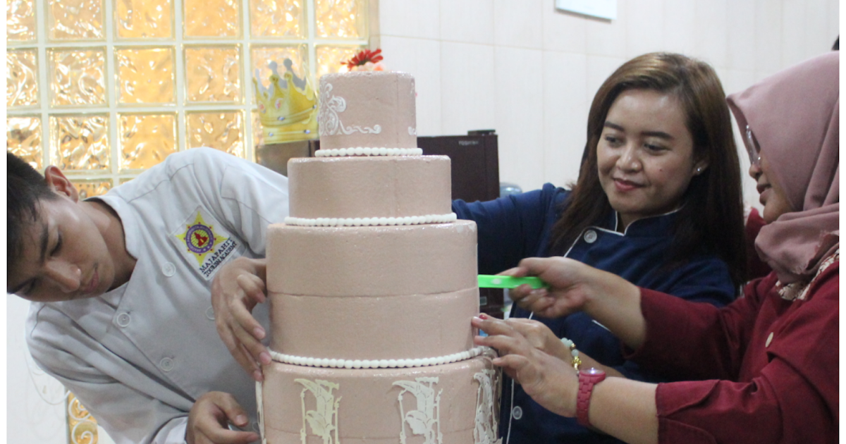 Upside Down Hanging Wayang Wedding Cake, Karya Unik Mahasiswa Akpar ...