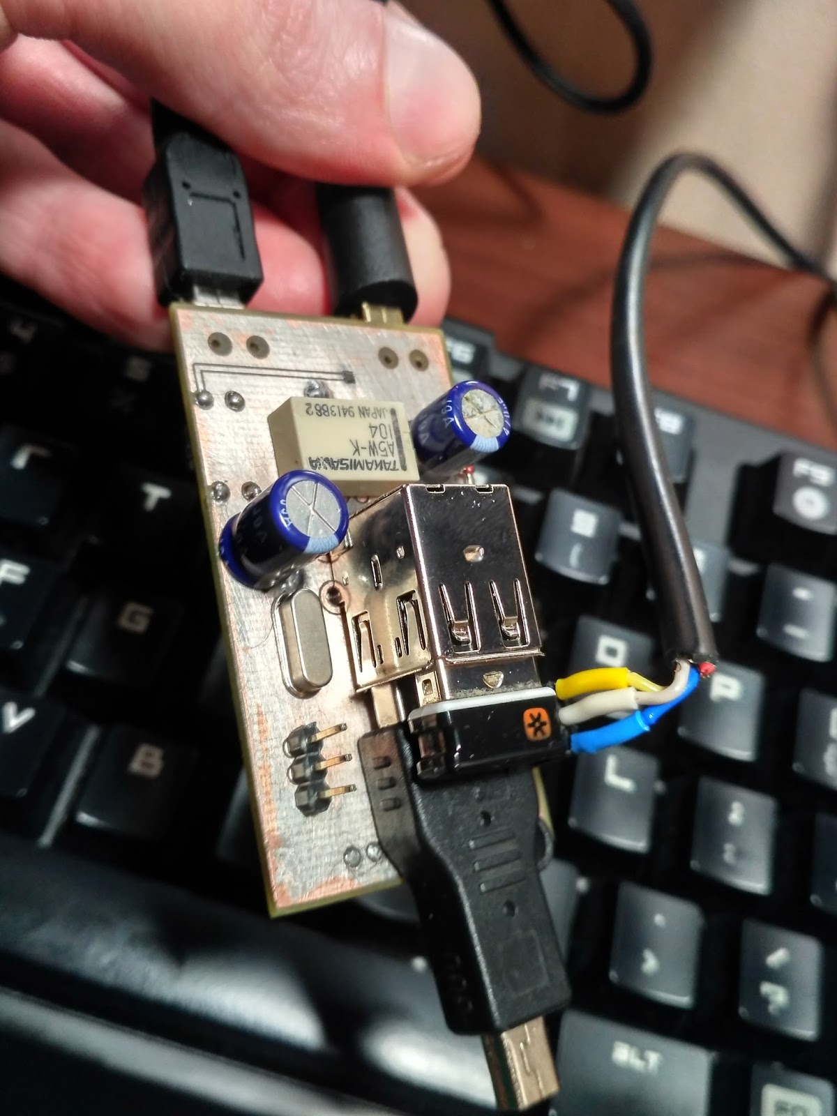 More Than User: DDC I2C KVM with mouse + keyboard controlled by hand ...