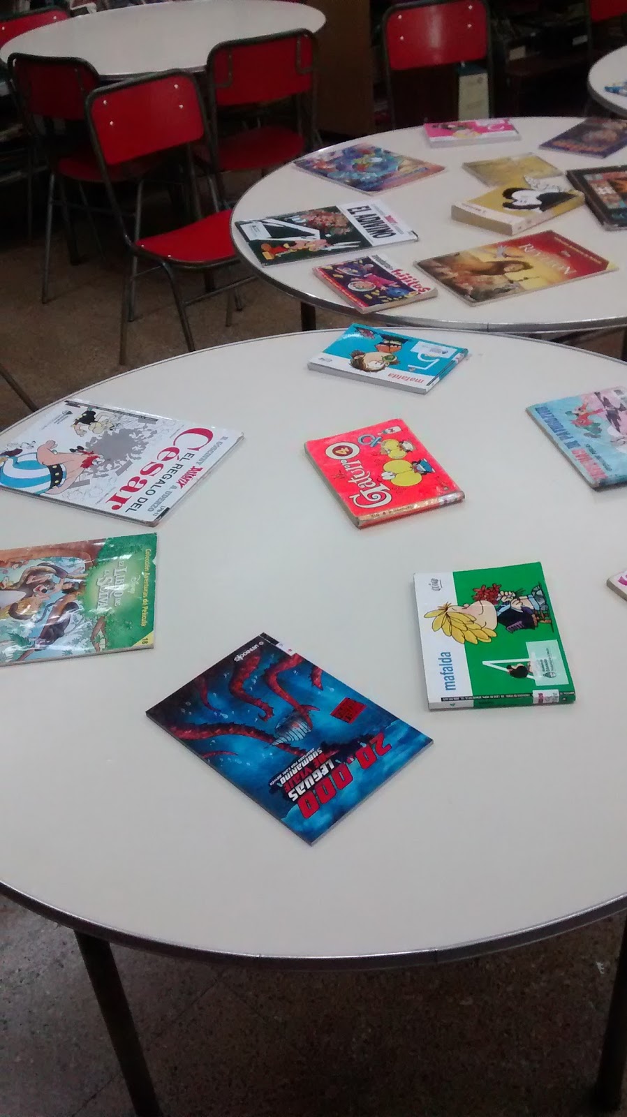 Biblioteca 18 DE 15 Silvia Schujer: Mesa de libros