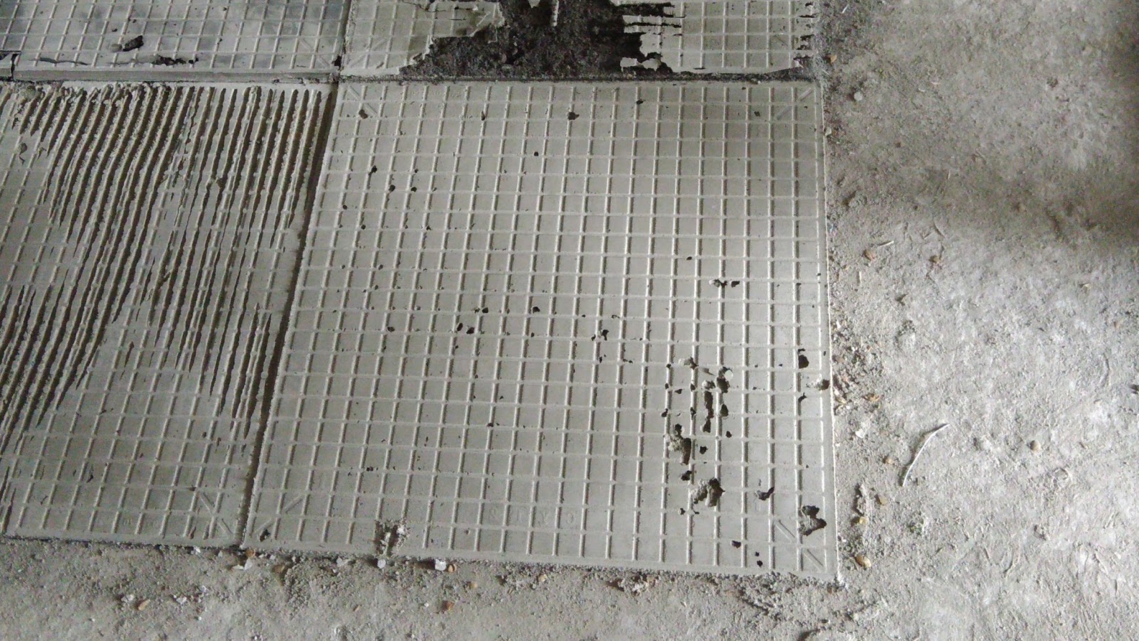 BUILDER'S JOURNAL: TILE INSTALLATION: NOTCHED TROWEL COMB TECHNIQUE