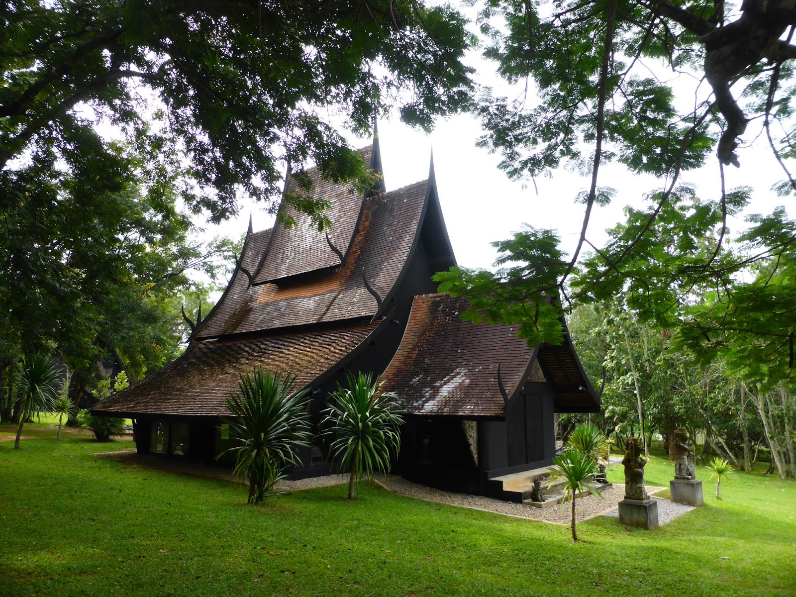 Cath à HK: Chiang Rai - Temple Blanc - Maisons noires - province de ...