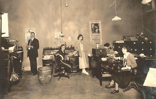 30 Vintage Photographs That Show Old Offices and People Who Were ...