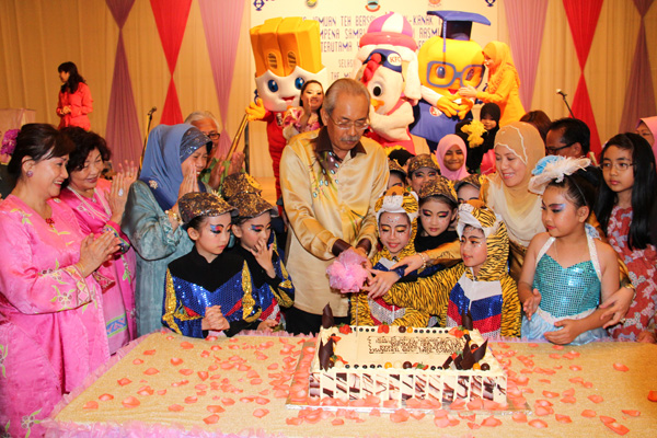 Malaysians Must Know the TRUTH: HAVING AFTERNOON TEA WITH SABAH TYT