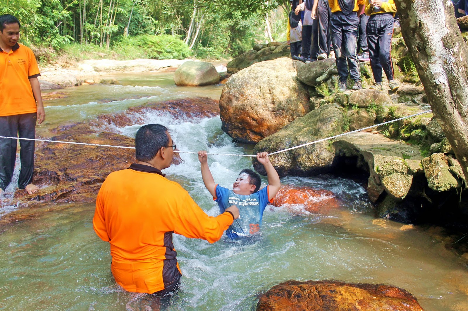 Satu Perjalanan...Dari Lensa Kehidupan: Perkhemahan : Merentas Halangan