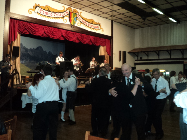 C. C. 25 de Julho de Blumenau: Wunderbar - Tanz im Mai - Momentos