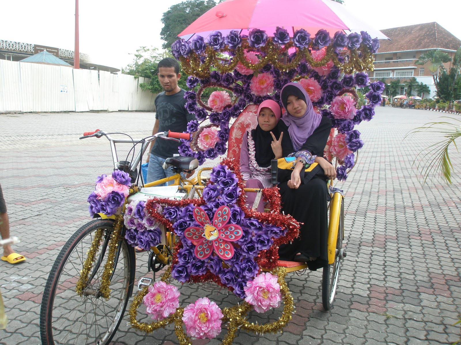 nadzri: Naik beca, baca sejarah