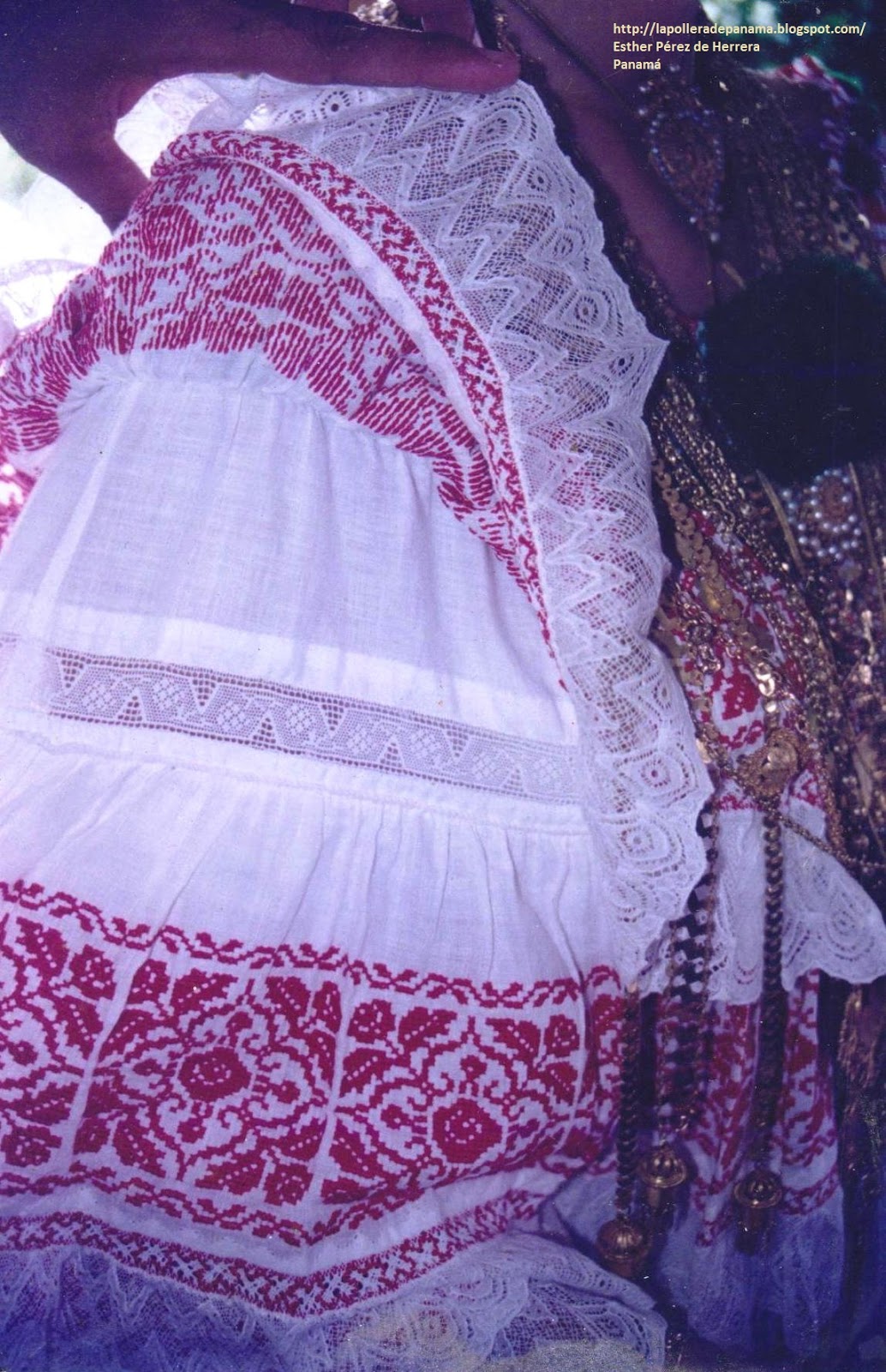 La Pollera de Panamá: Pollera encajonada - Tapabalazo