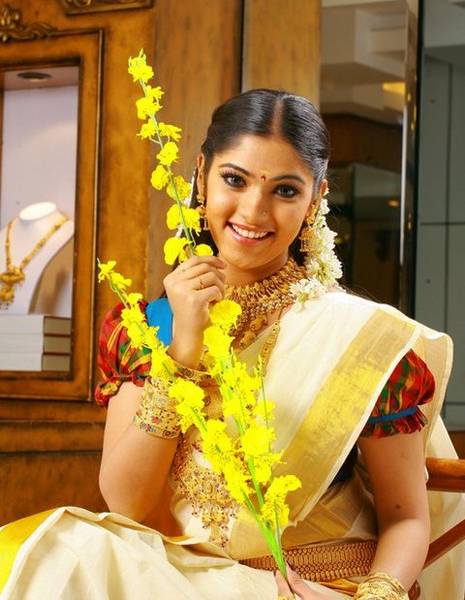 Beautiful Actress Portal: Actress Muktha Cute Stills in Saree