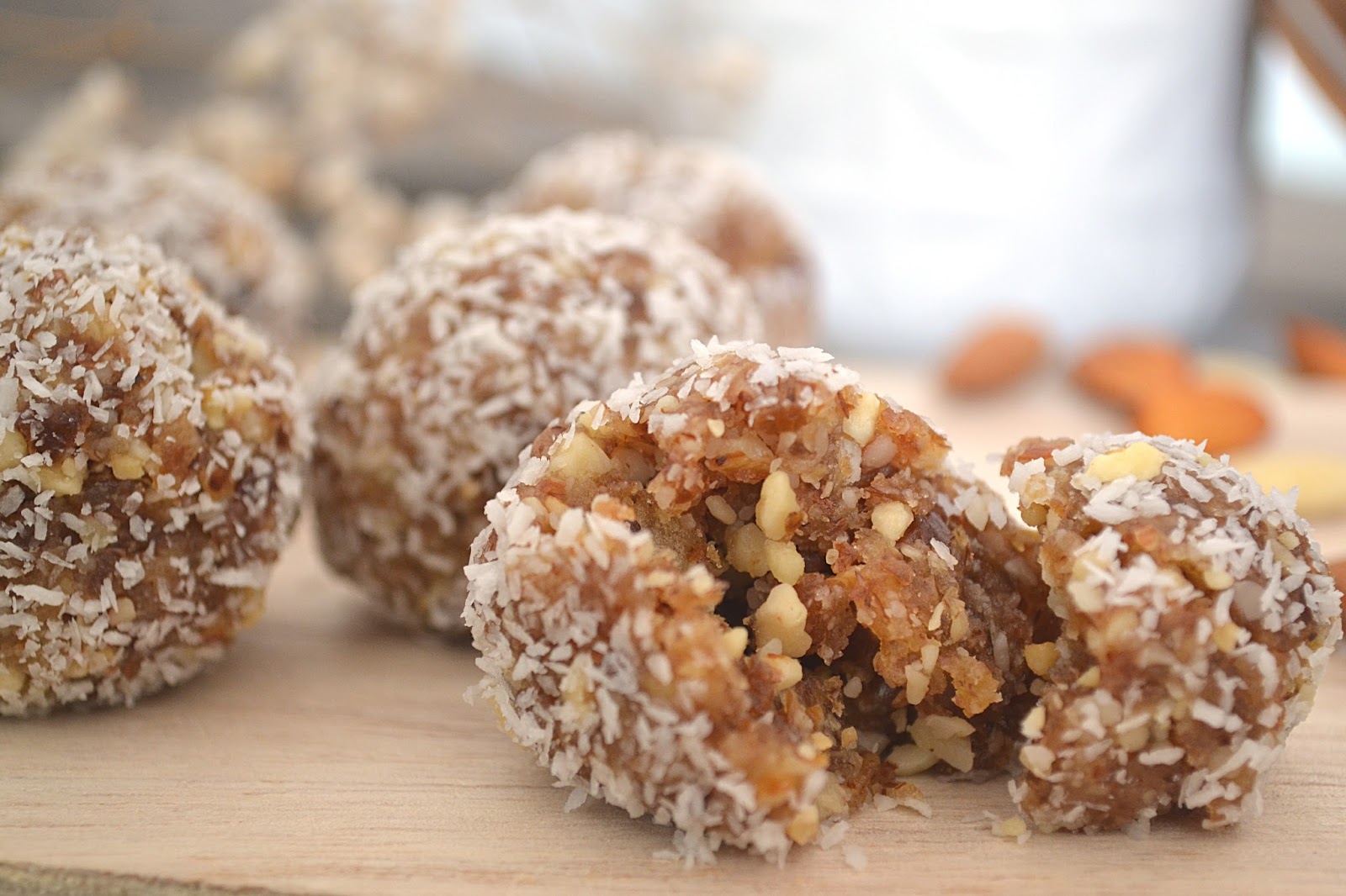 Blog L'univers de Mel: Fitballs : un snack sain avec seulement 3 ...