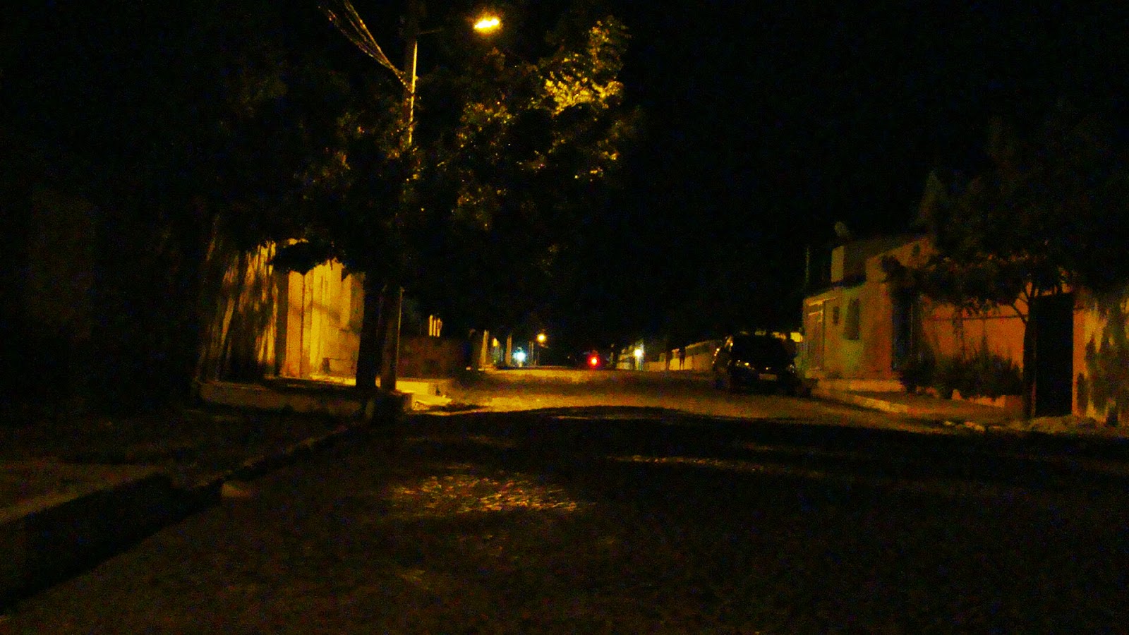 Chaval de ruas escuras e depressivas