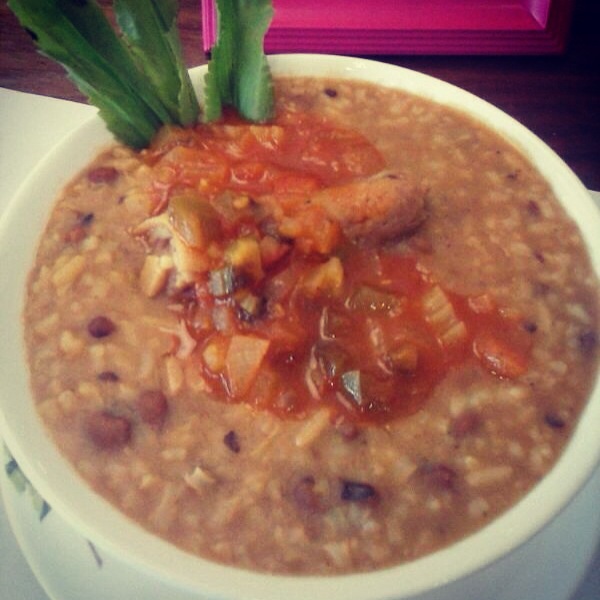 Guacho de rabo de cerdo con frijoles chiricanos y yuca.
