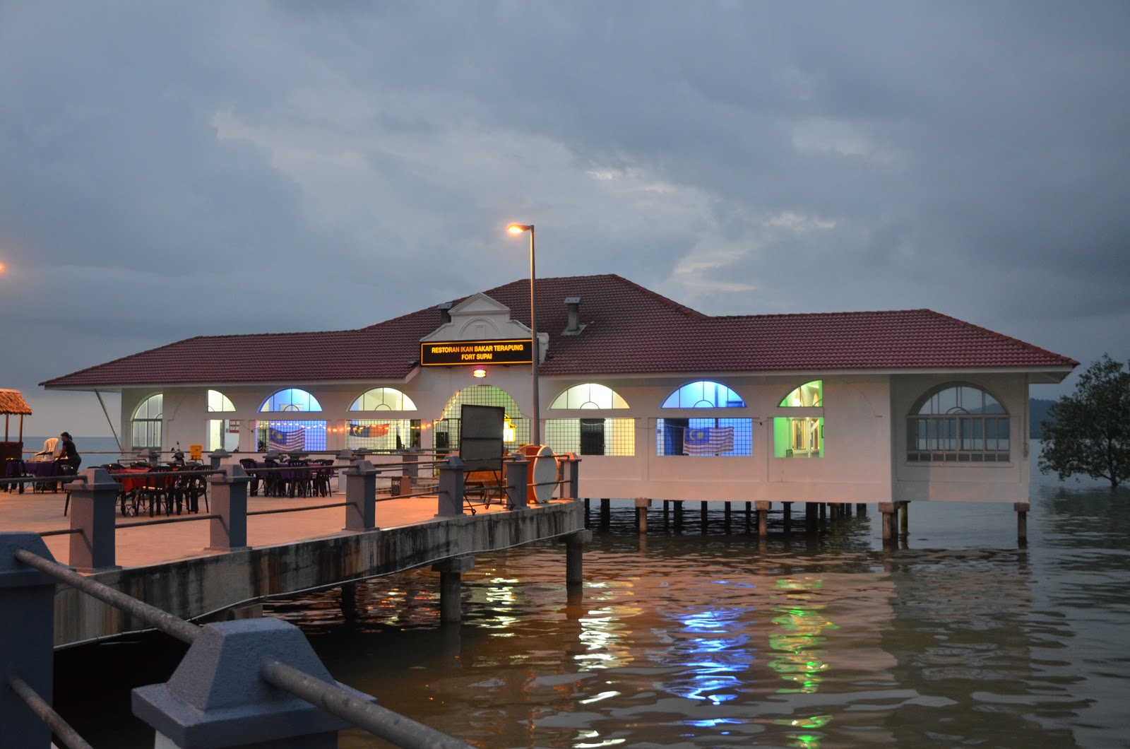 Nukilan Shahbedu: Makan Ikan Bakar - Restoran Terapung Fort Supai, Linggi.