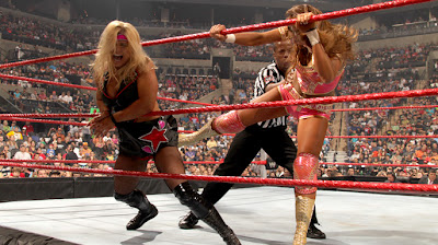 WWE In live!!!!: BETH PHOENIX vs EVE