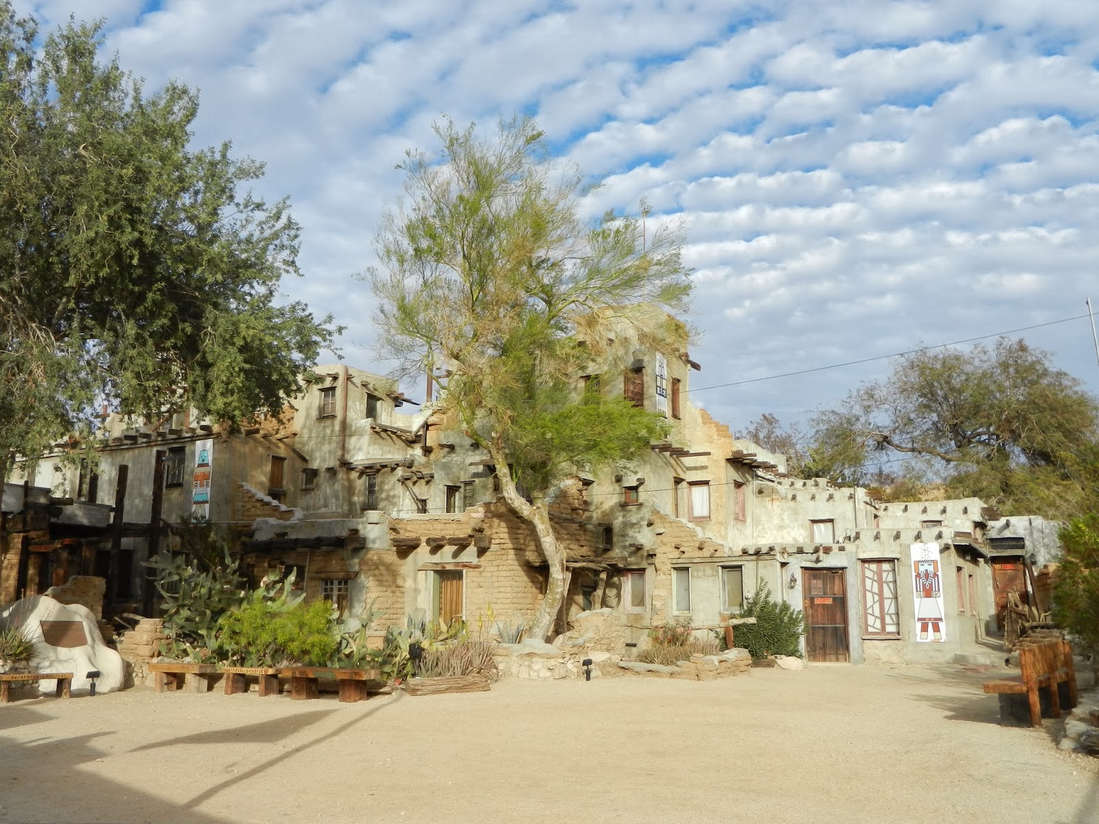 vicarious travelling: Palm Springs - Cabot's Pueblo Museum